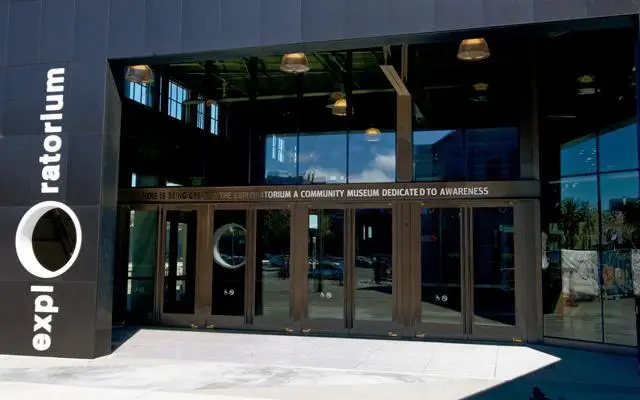 Fundado en 1969 por el físico Dr. Frank Oppenheimer, el Exploratorium ...